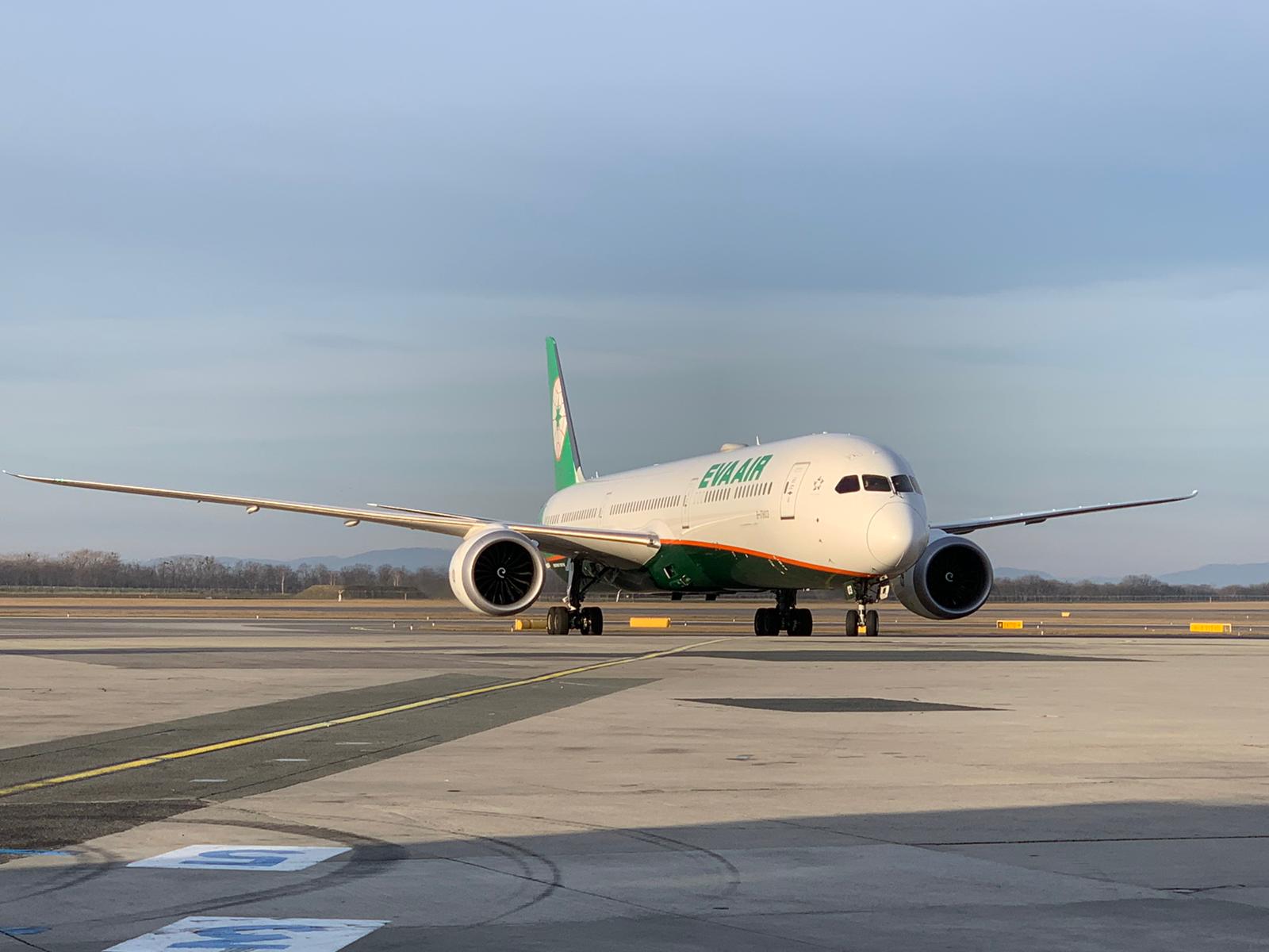 EVA AIR ab sofort mit dem neuen Boeing 787-10 Dreamliner auf der ...